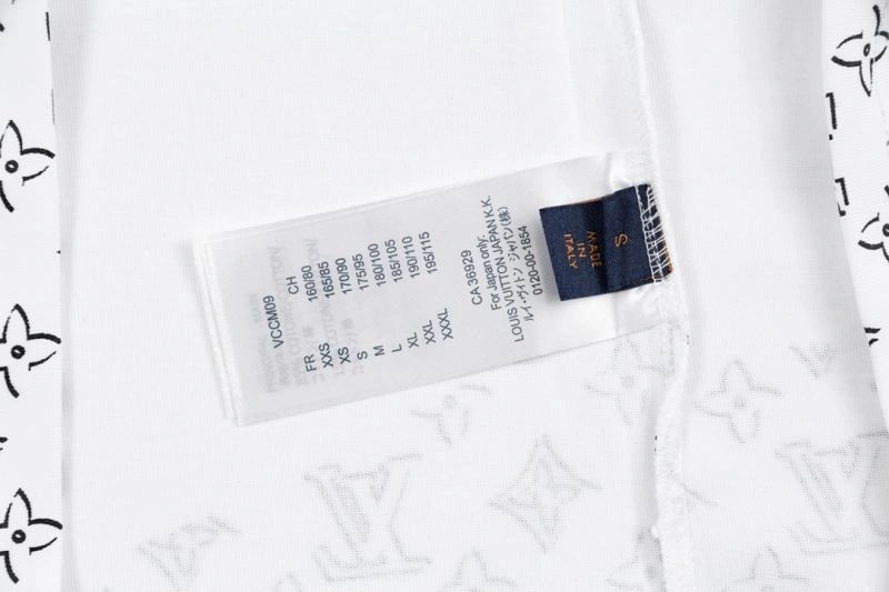Accurate model Louis Vuitton T-Shirts