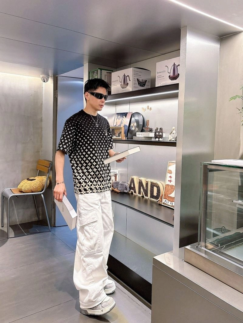 Precise copy Louis Vuitton T-Shirts