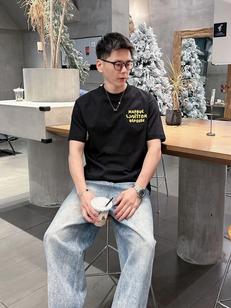 Accurate model Louis Vuitton T-Shirts