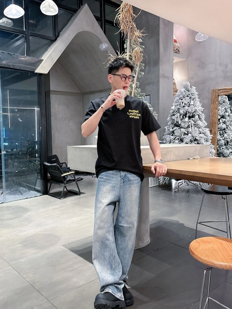 Accurate model Louis Vuitton T-Shirts