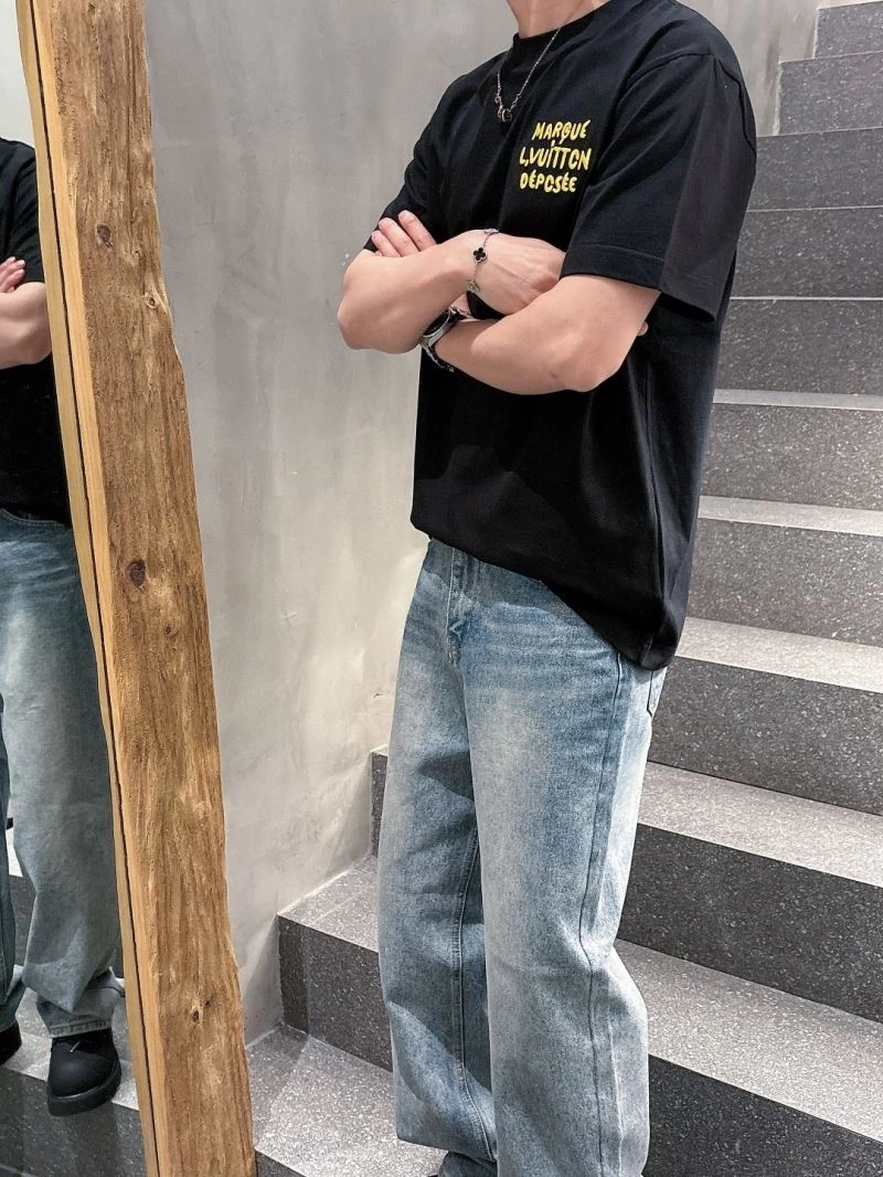 Accurate model Louis Vuitton T-Shirts