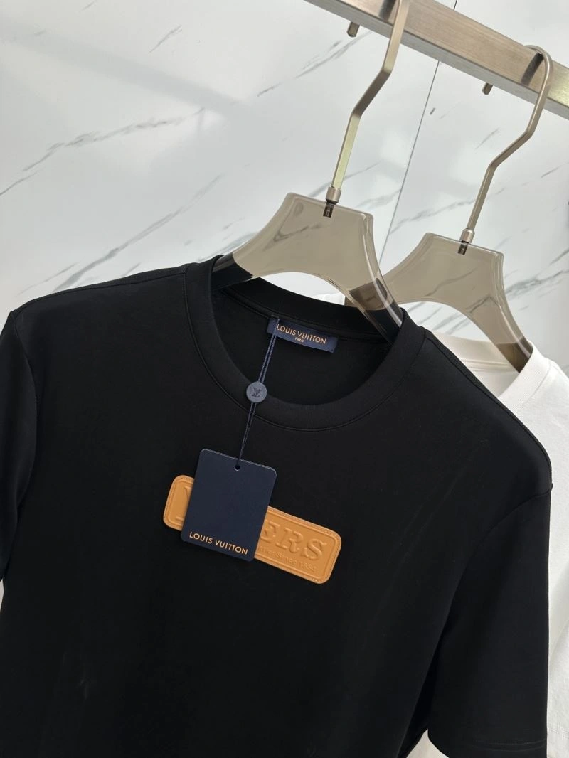 Accurate model Louis Vuitton T-Shirts