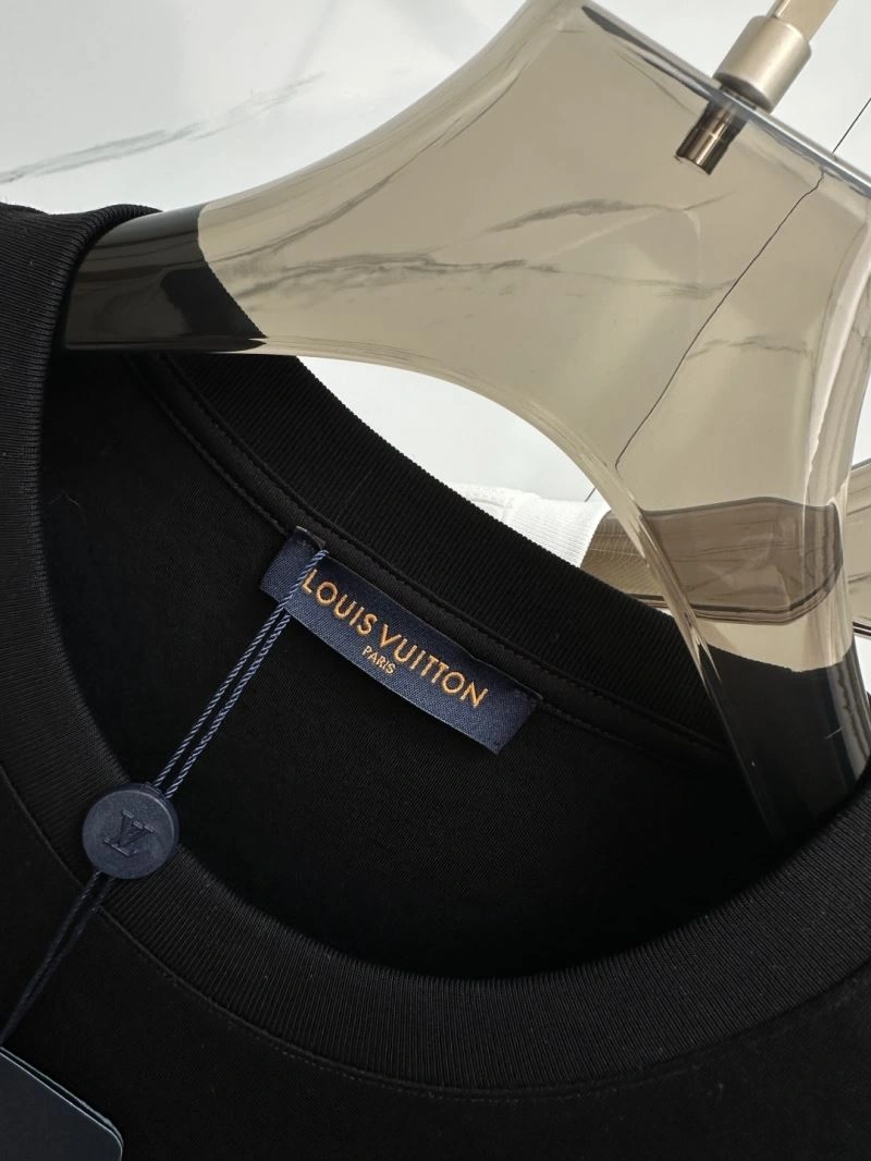 Accurate model Louis Vuitton T-Shirts