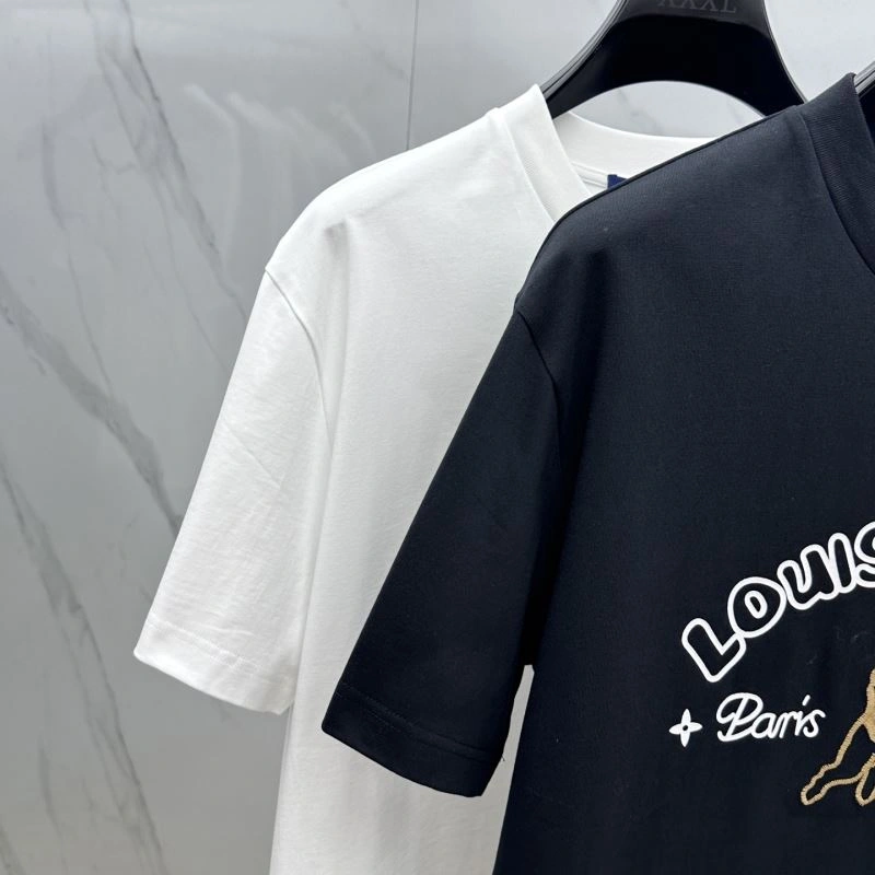 Accurate model Louis Vuitton T-Shirts