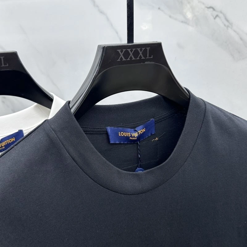 Accurate model Louis Vuitton T-Shirts