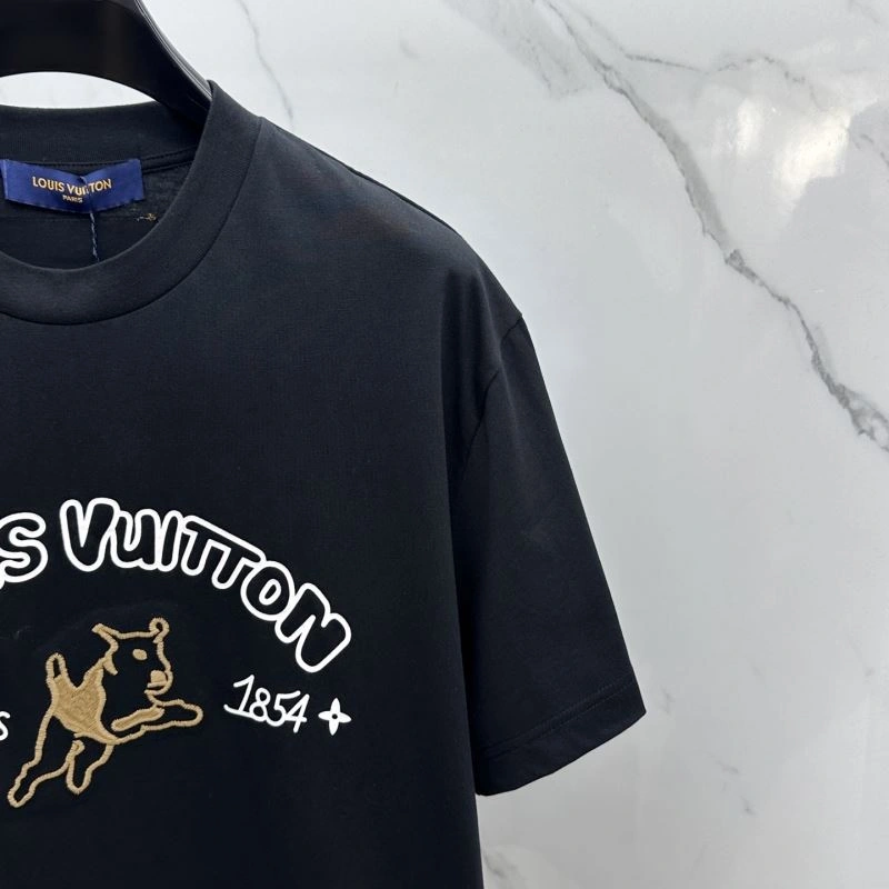 Accurate model Louis Vuitton T-Shirts