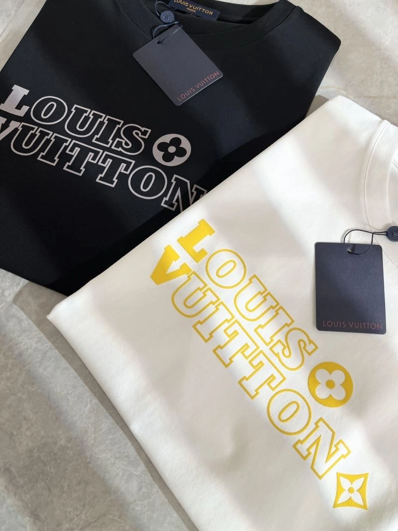 Accurate model Louis Vuitton T-Shirts