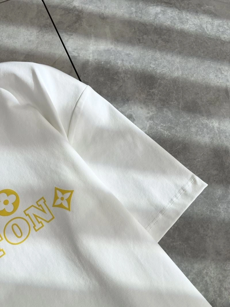 Accurate model Louis Vuitton T-Shirts