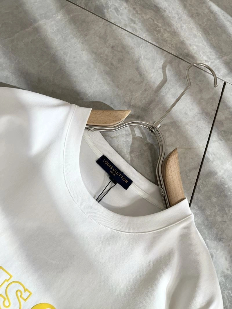 Accurate model Louis Vuitton T-Shirts