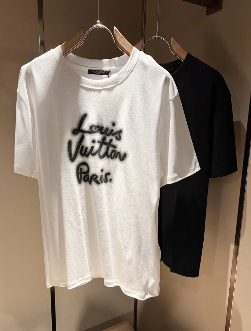 Accurate model Louis Vuitton T-Shirts
