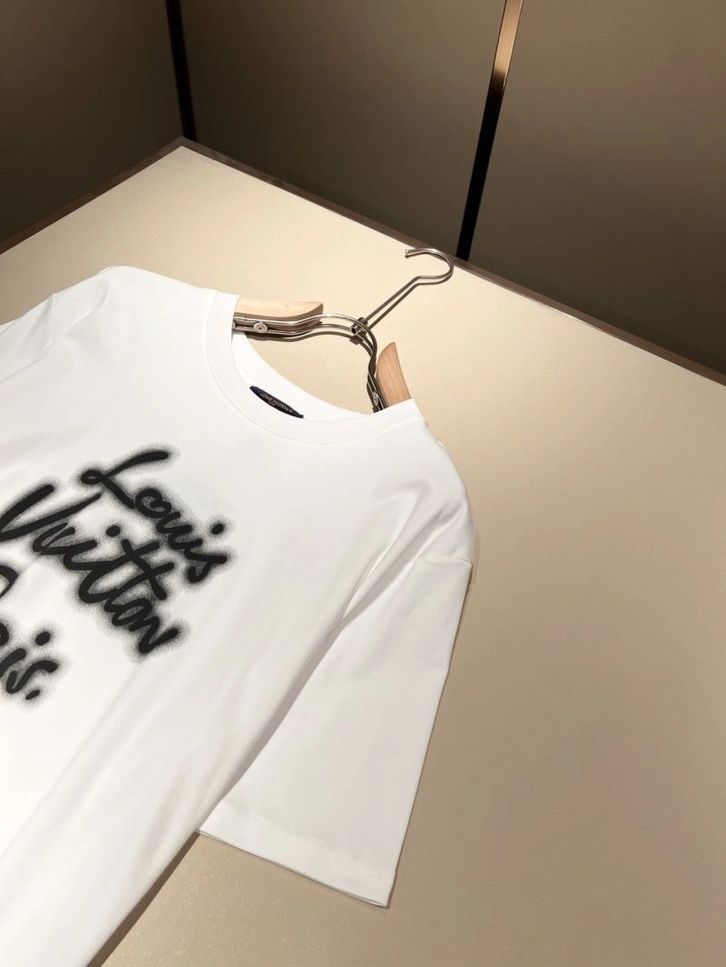Accurate model Louis Vuitton T-Shirts