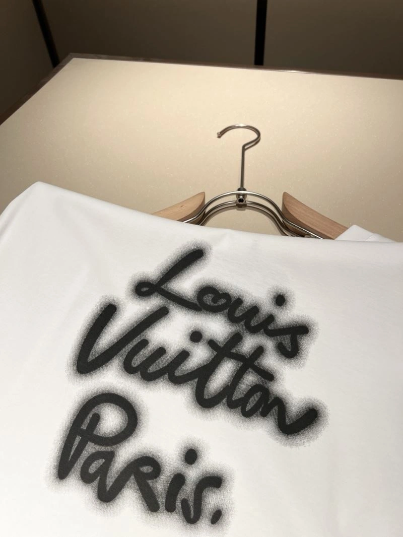 Accurate model Louis Vuitton T-Shirts