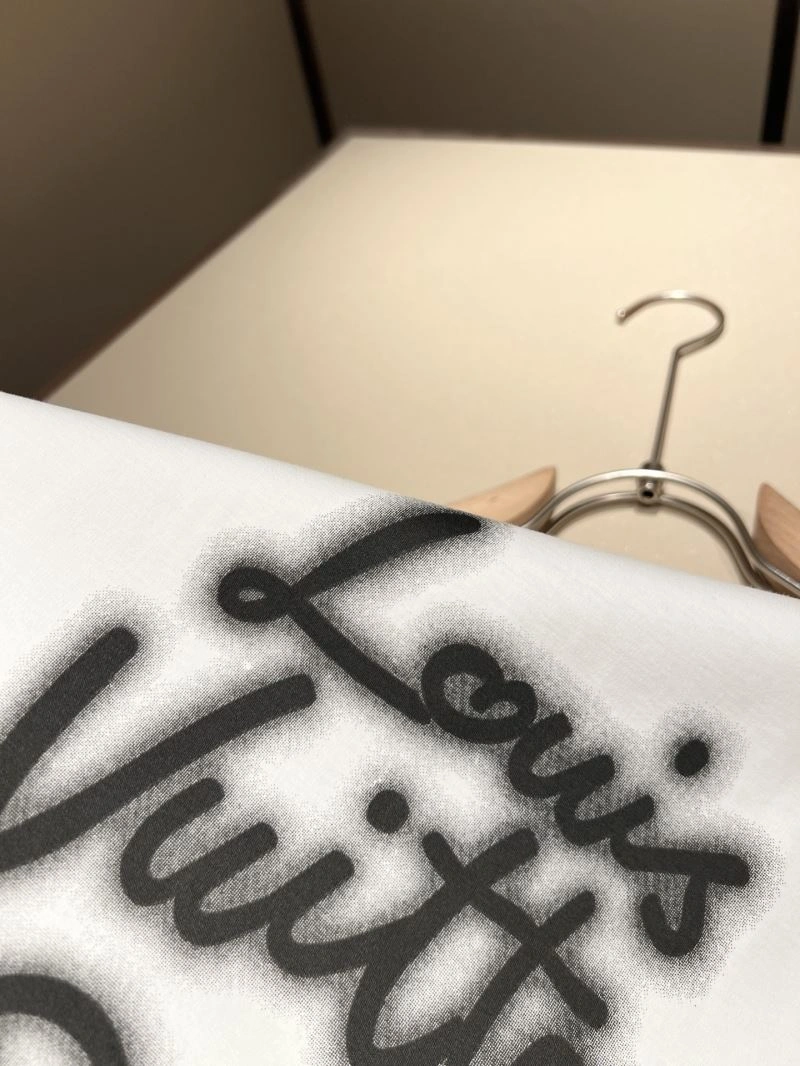 Accurate model Louis Vuitton T-Shirts