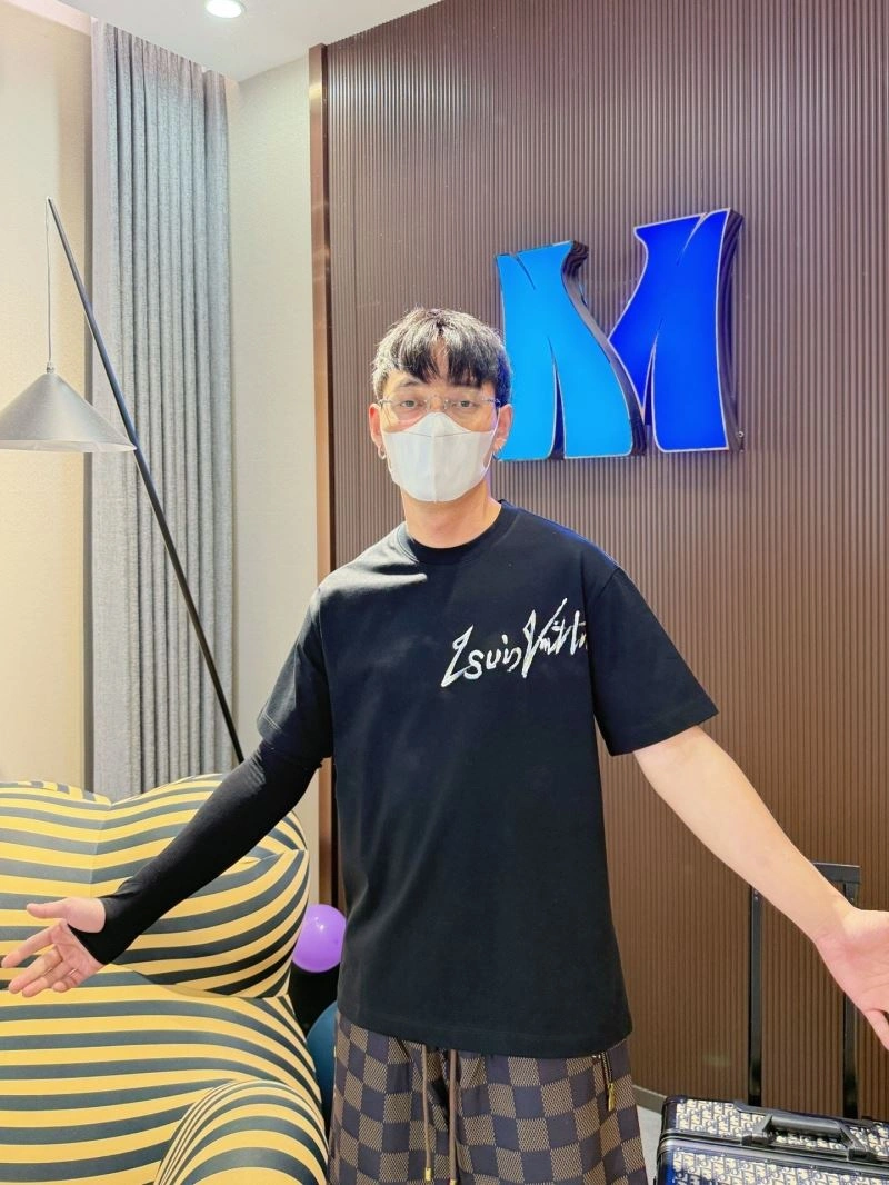 Top match Louis Vuitton T-Shirts
