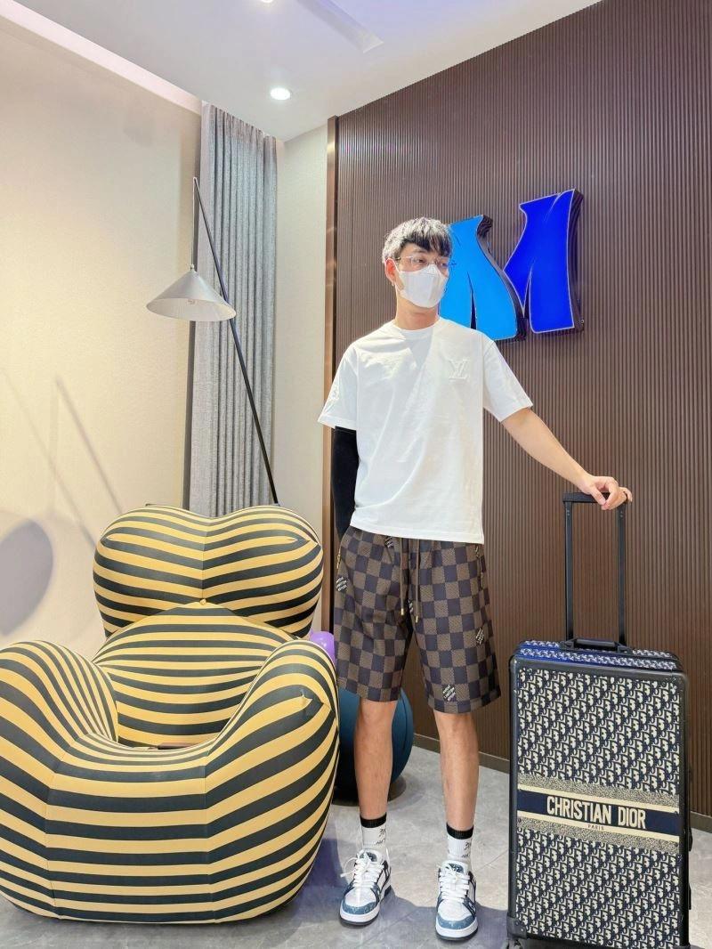 Bargain Louis Vuitton T-Shirts