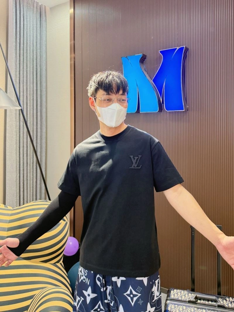 Exact replica Louis Vuitton T-Shirts