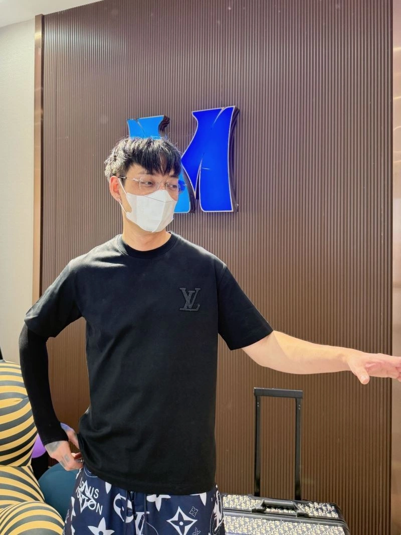 Exact replica Louis Vuitton T-Shirts