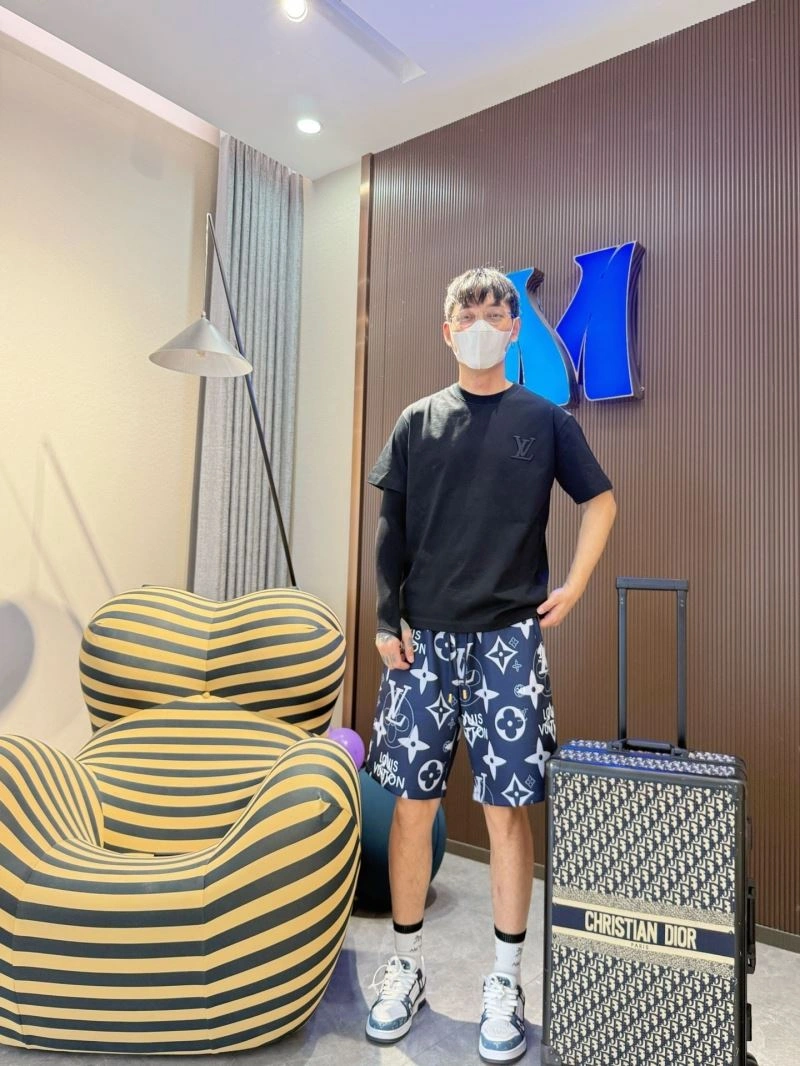 Exact replica Louis Vuitton T-Shirts