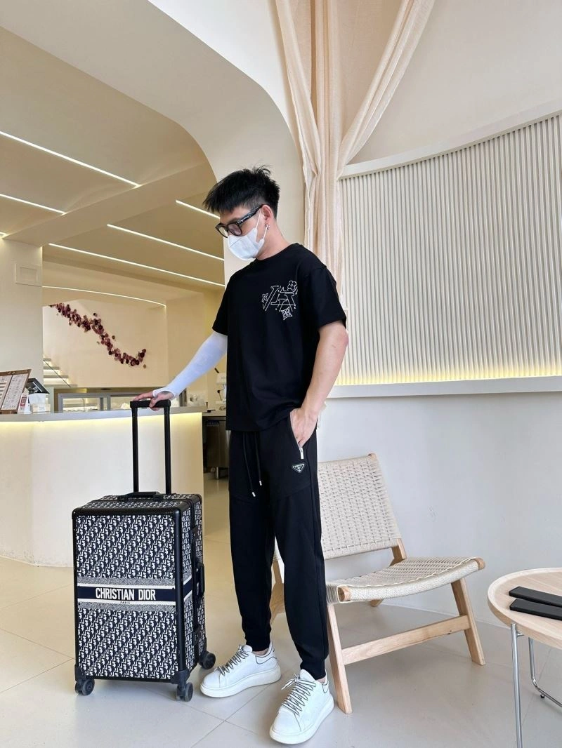 Exact replica Louis Vuitton T-Shirts