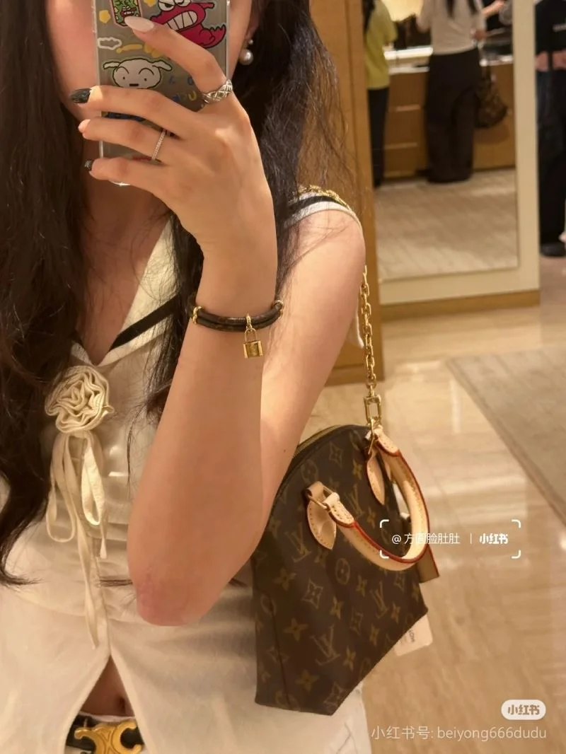 Bargain Louis Vuitton Top Handle Bags