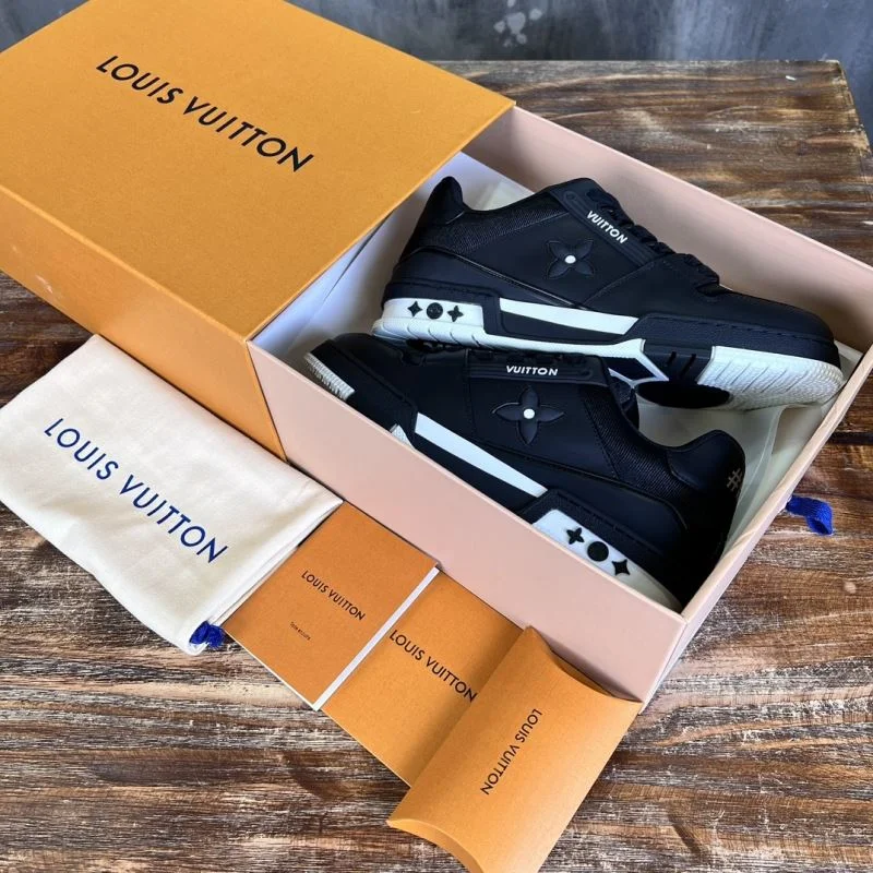Accurate model Louis Vuitton Trainer Sneaker