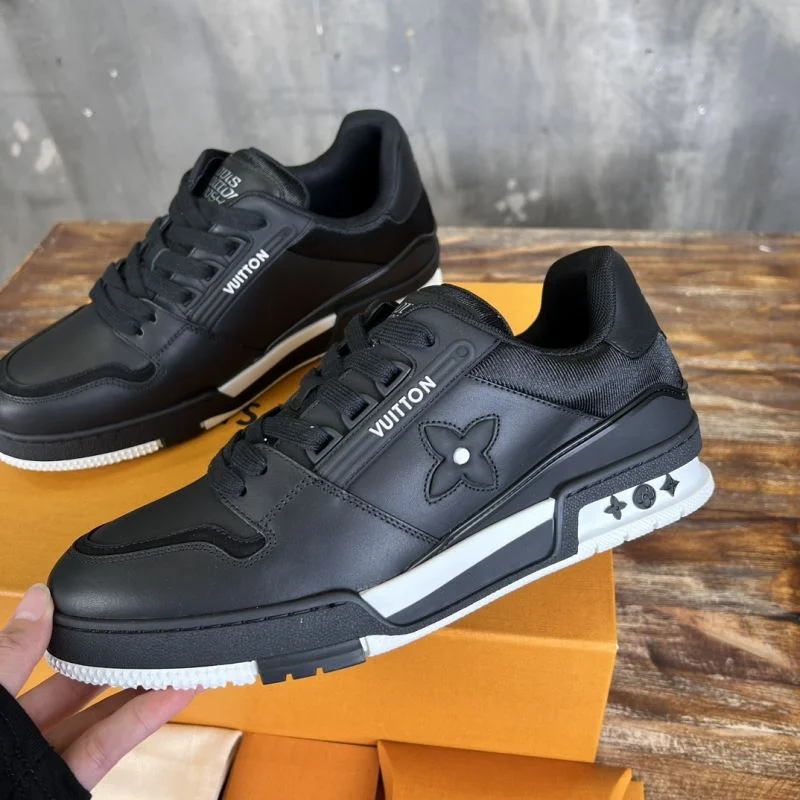Accurate model Louis Vuitton Trainer Sneaker
