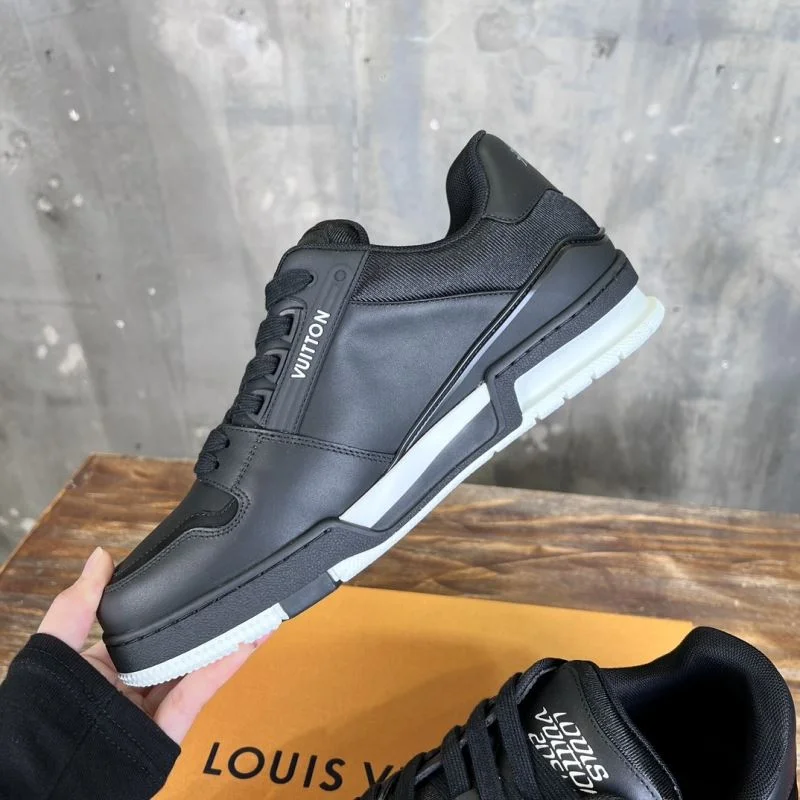 Accurate model Louis Vuitton Trainer Sneaker