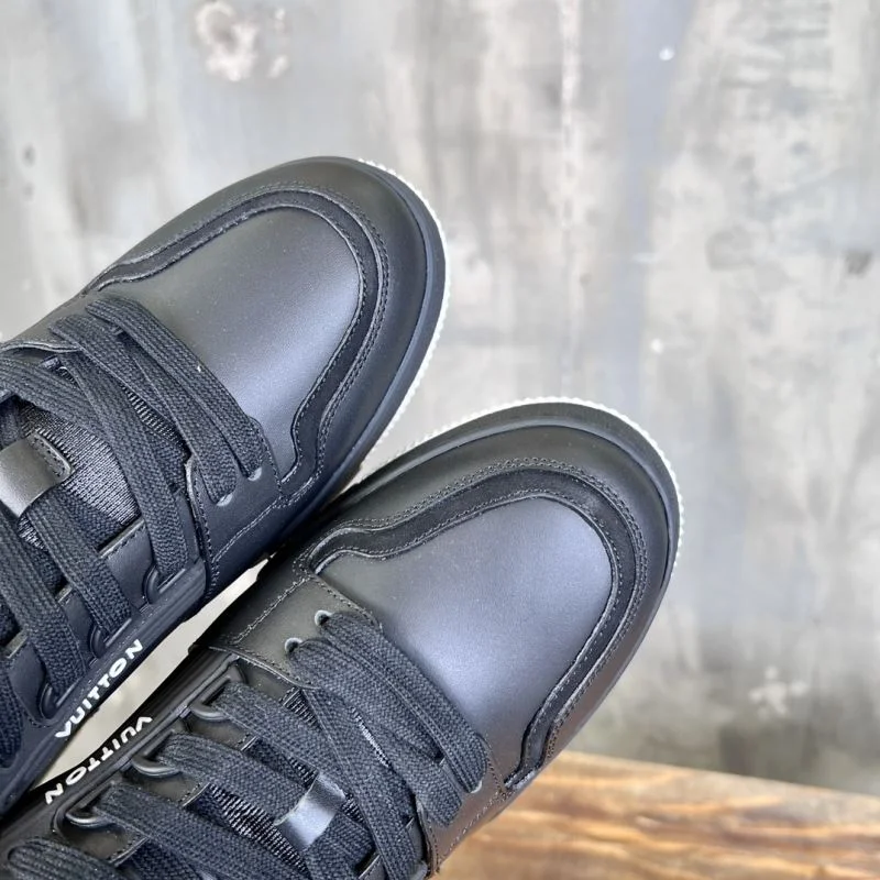 Accurate model Louis Vuitton Trainer Sneaker