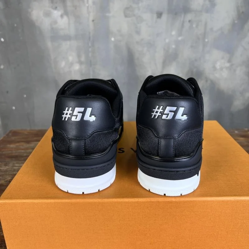 Accurate model Louis Vuitton Trainer Sneaker