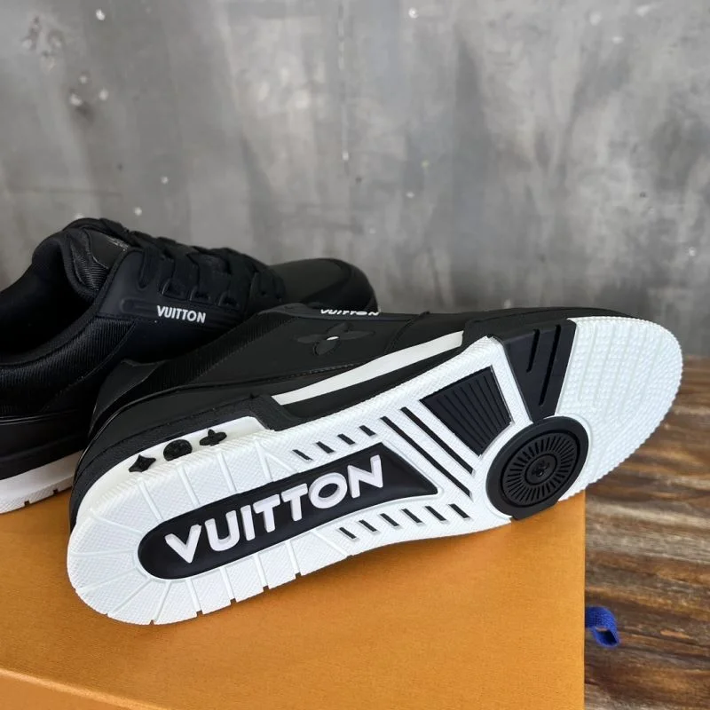 Accurate model Louis Vuitton Trainer Sneaker