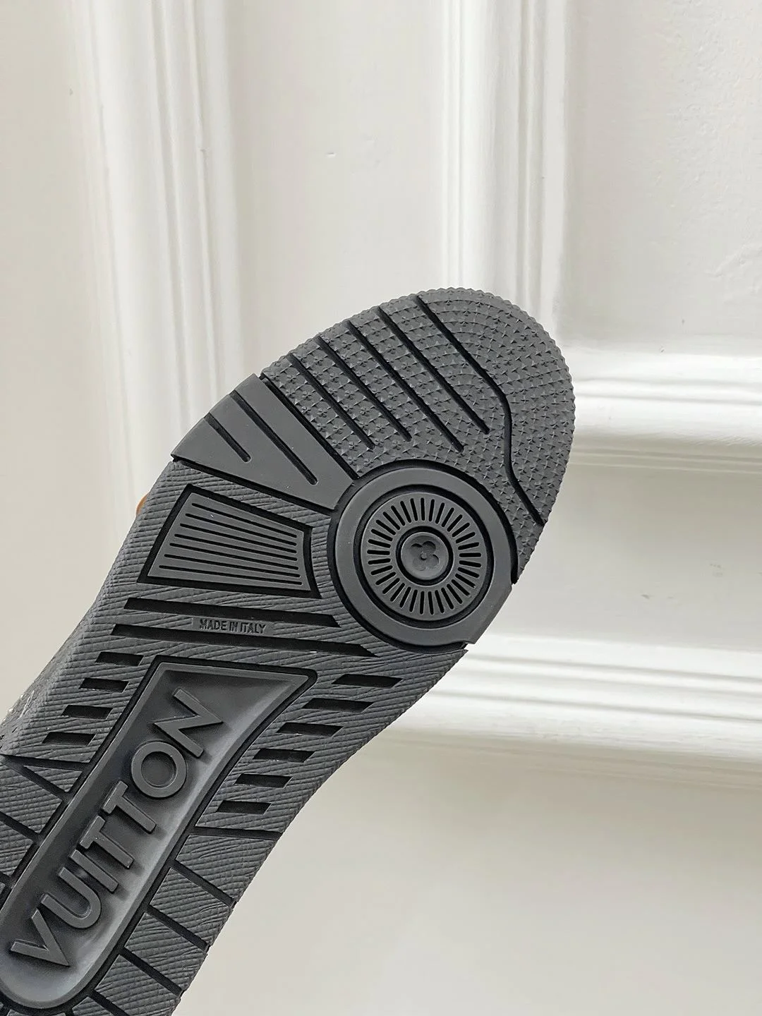 Accurate model Louis Vuitton Trainer Sneaker