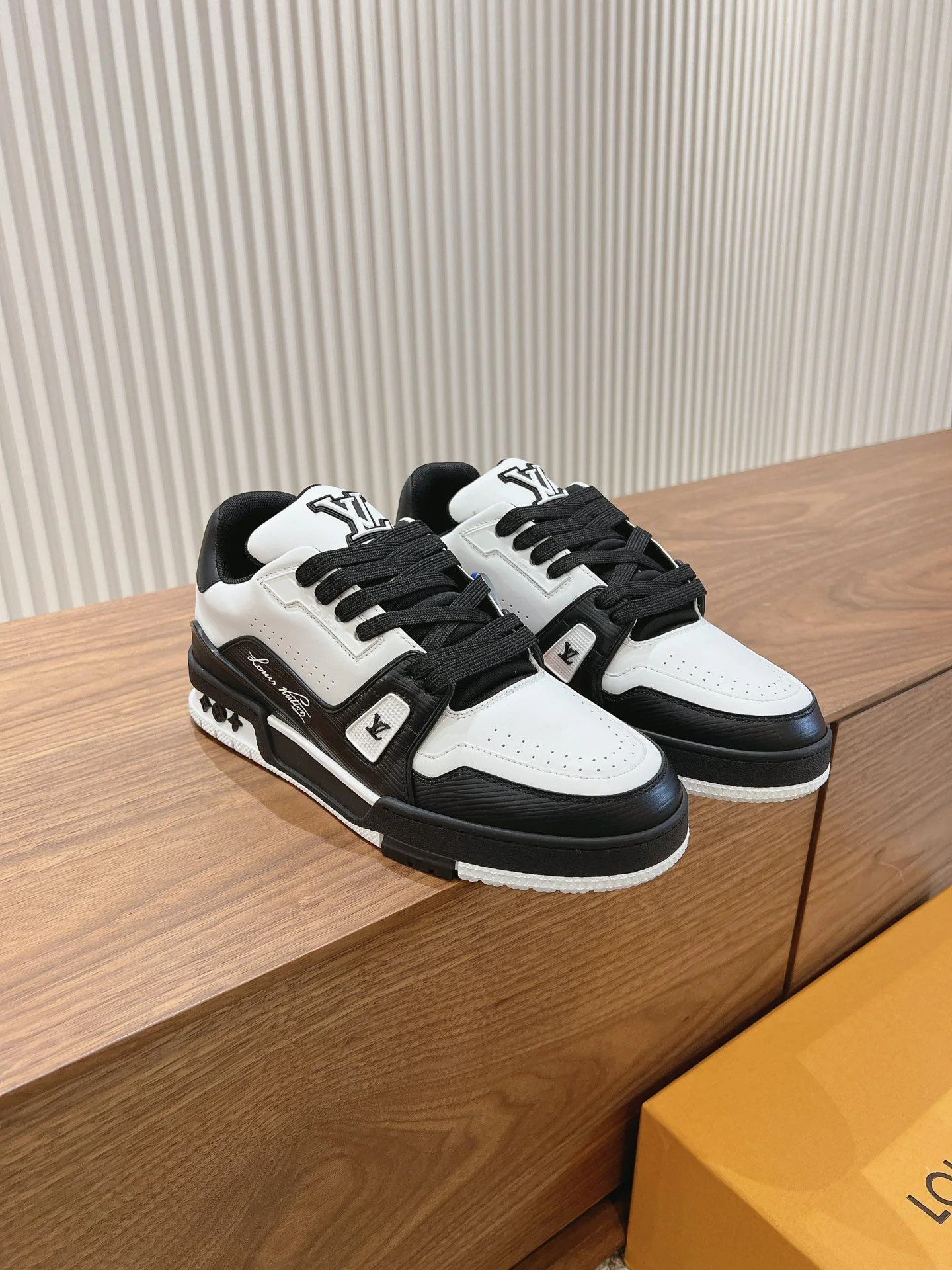 OEM Louis Vuitton Trainer Sneaker