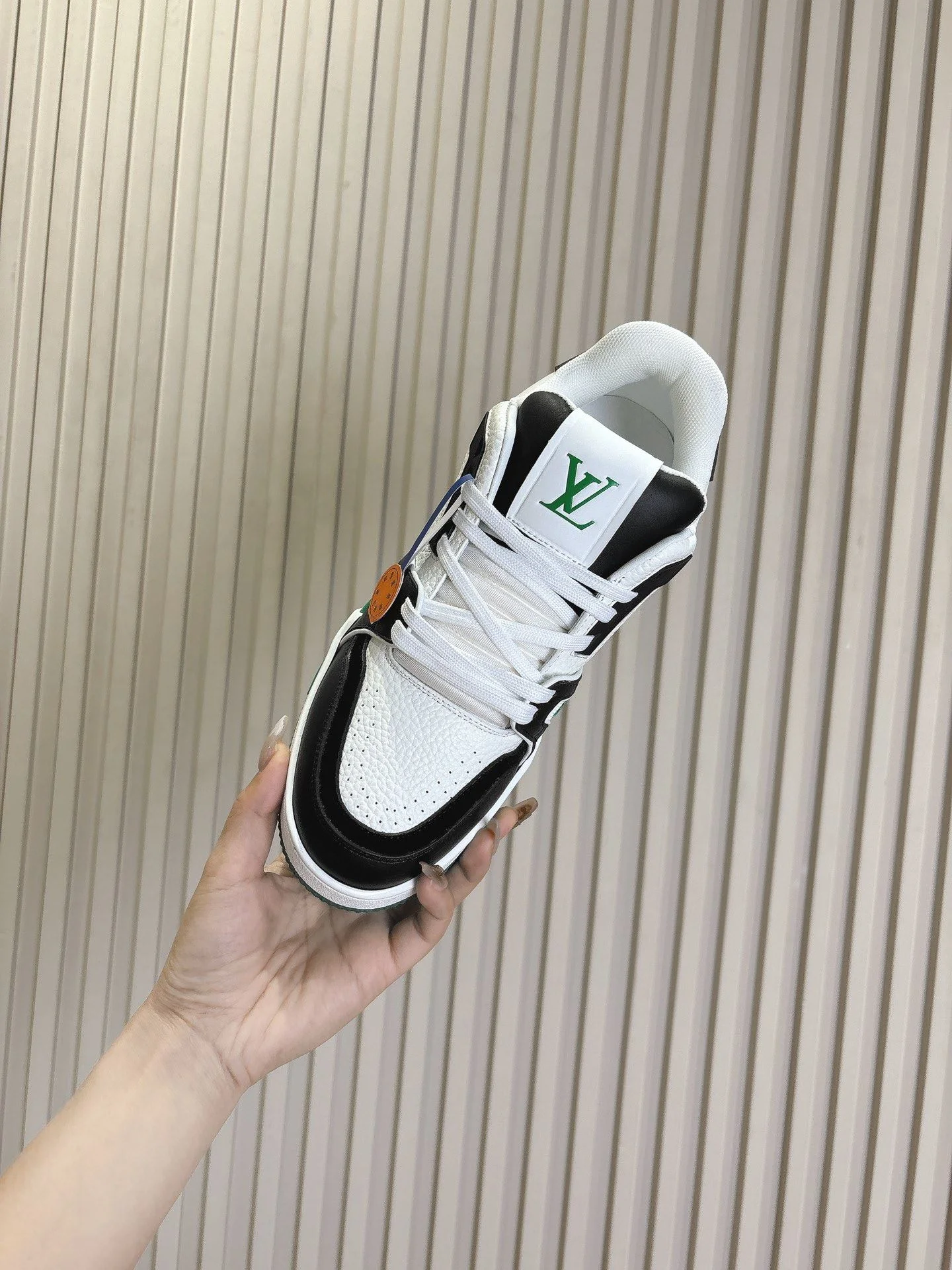 Accurate model Louis Vuitton Trainer Sneaker