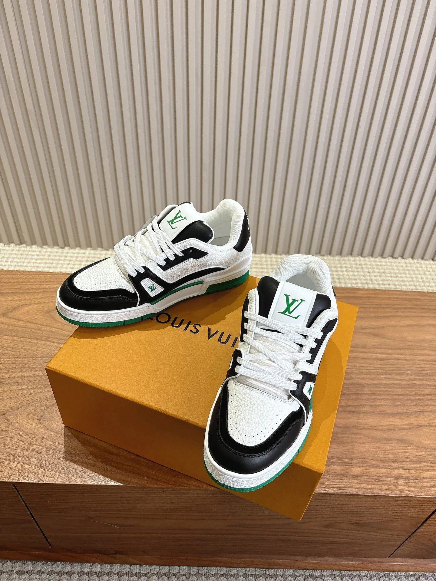 Accurate model Louis Vuitton Trainer Sneaker