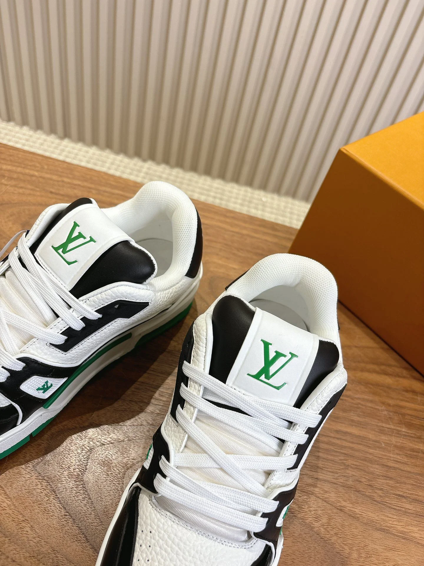 Accurate model Louis Vuitton Trainer Sneaker