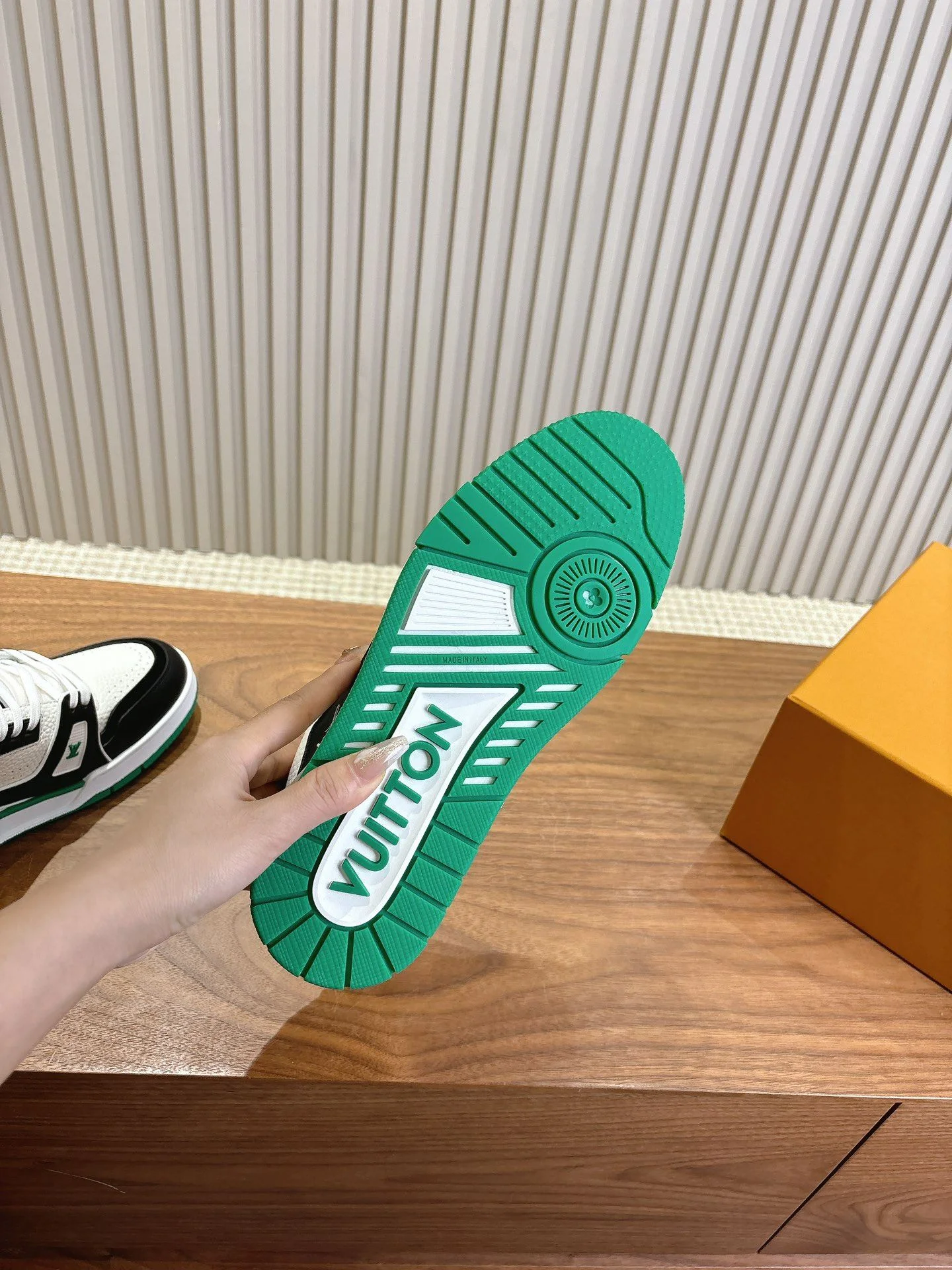 Accurate model Louis Vuitton Trainer Sneaker