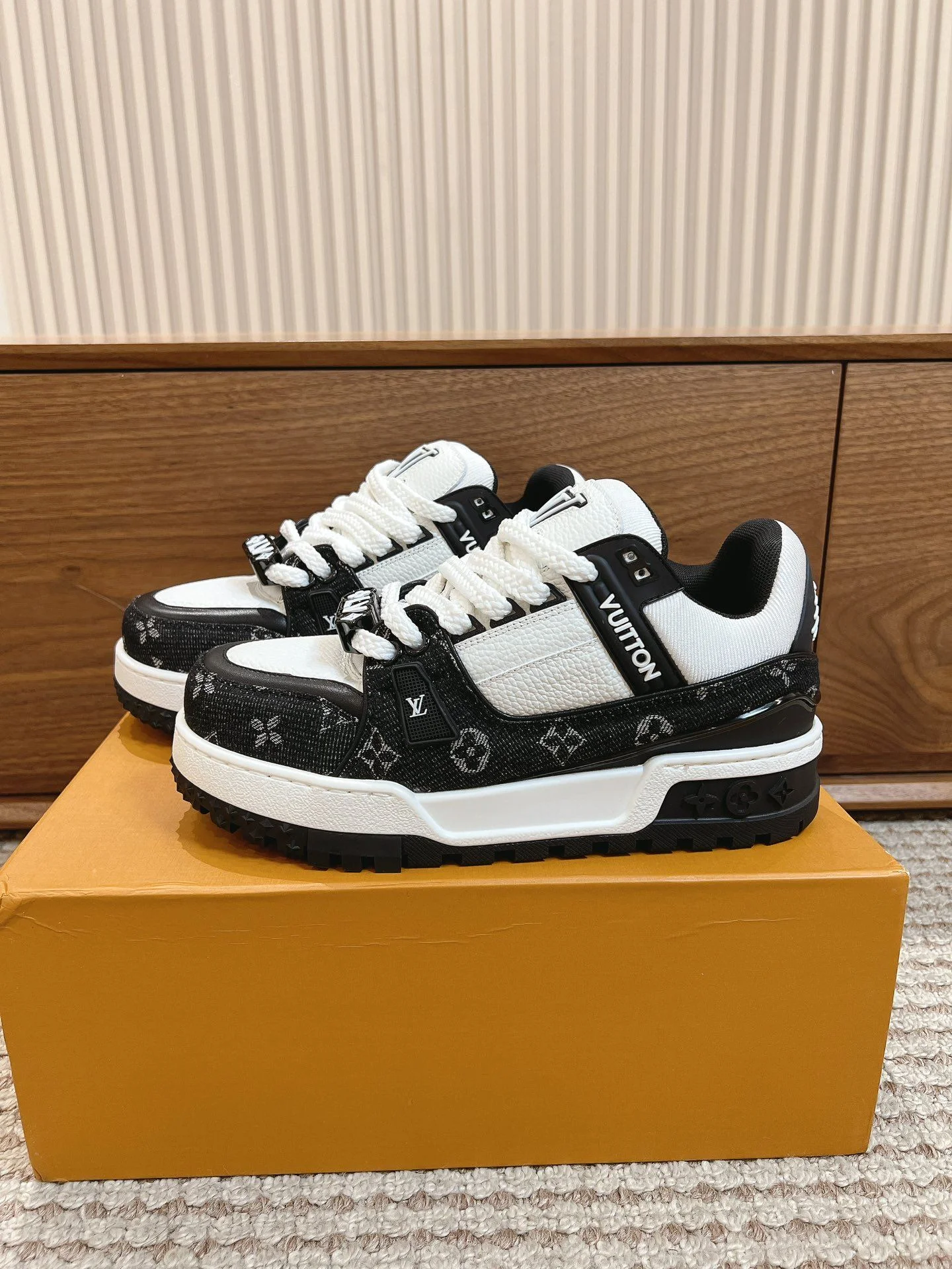 Exact replica Louis Vuitton Trainer Sneaker