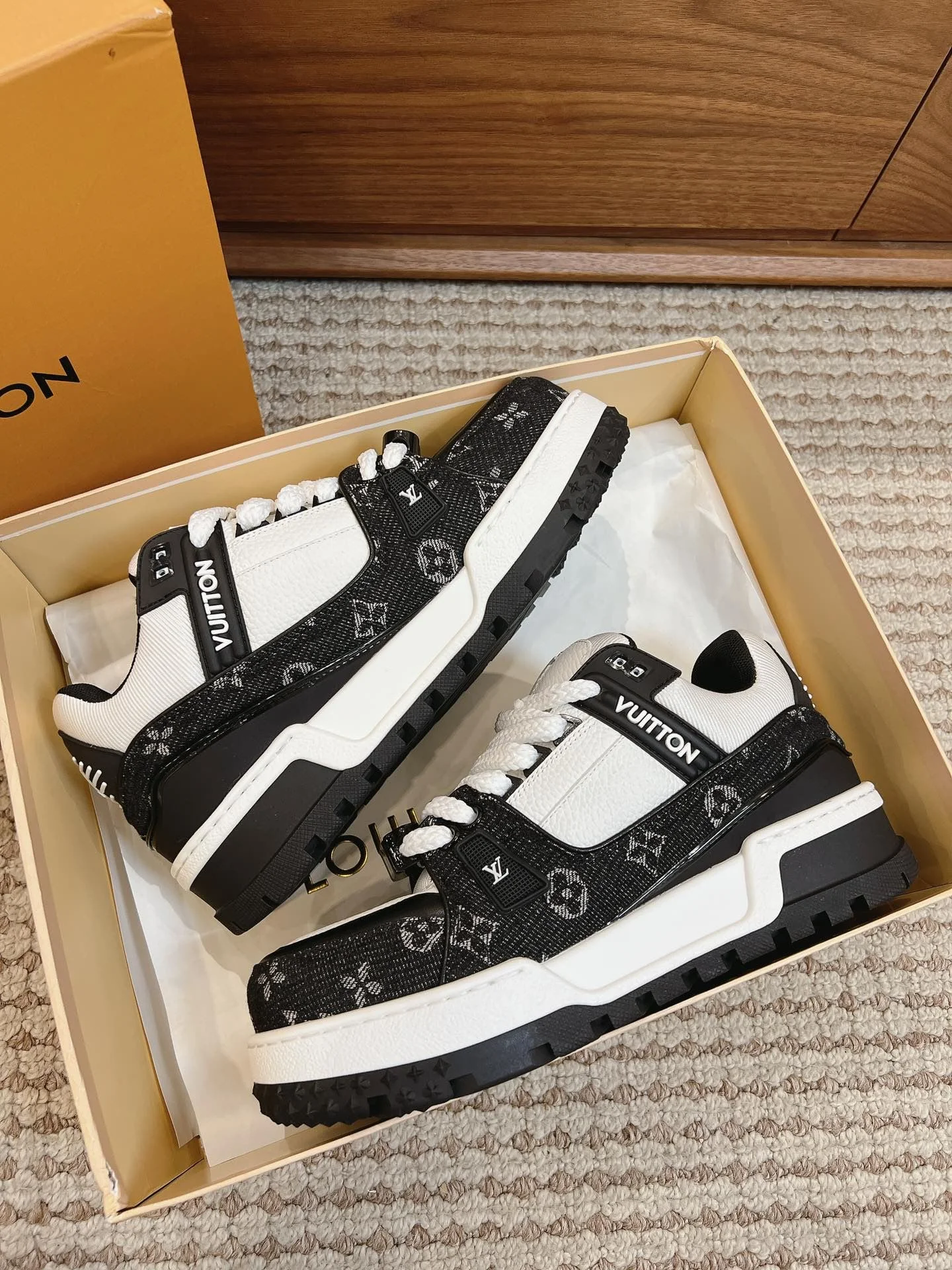 Exact replica Louis Vuitton Trainer Sneaker