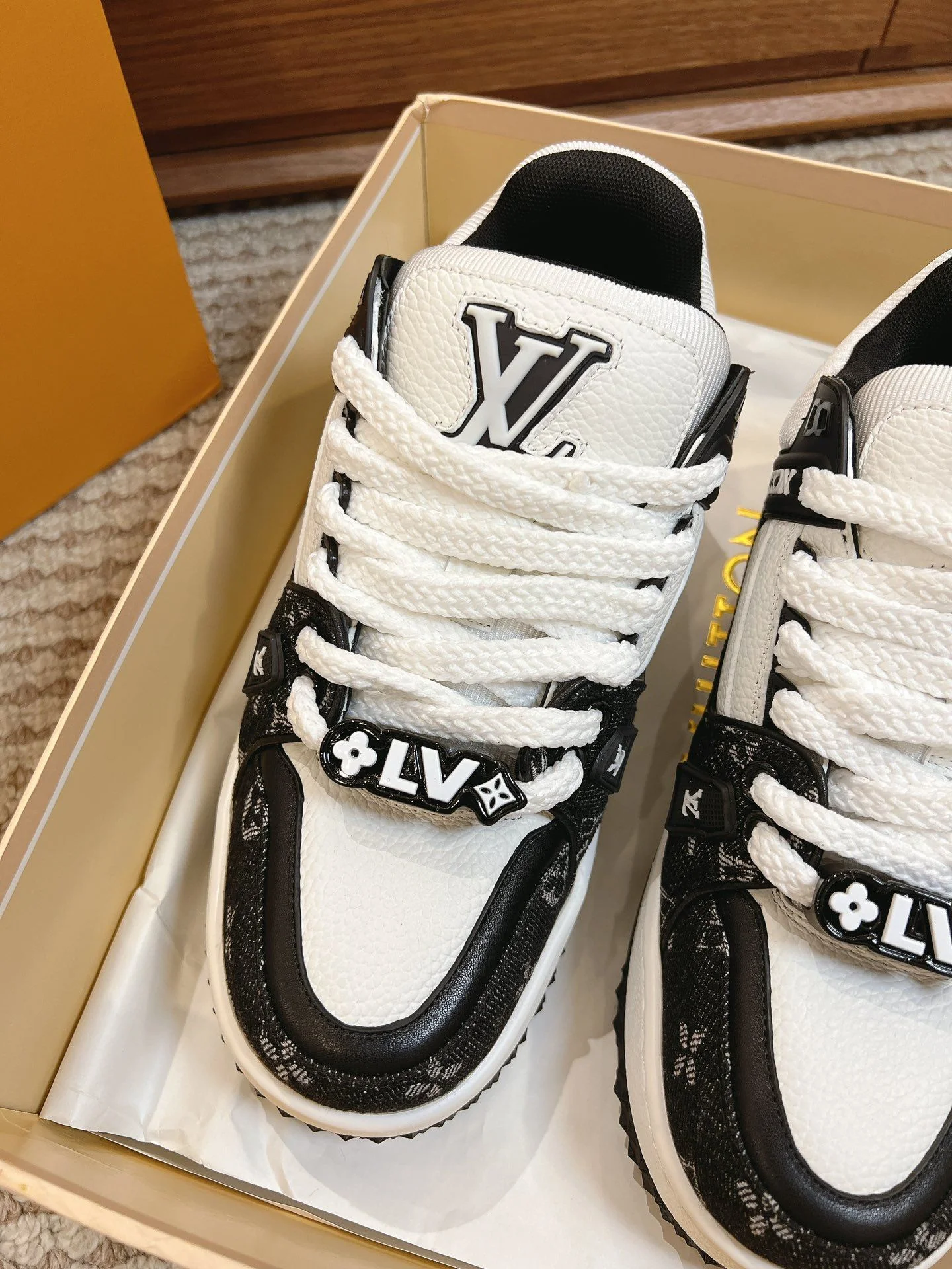 Exact replica Louis Vuitton Trainer Sneaker