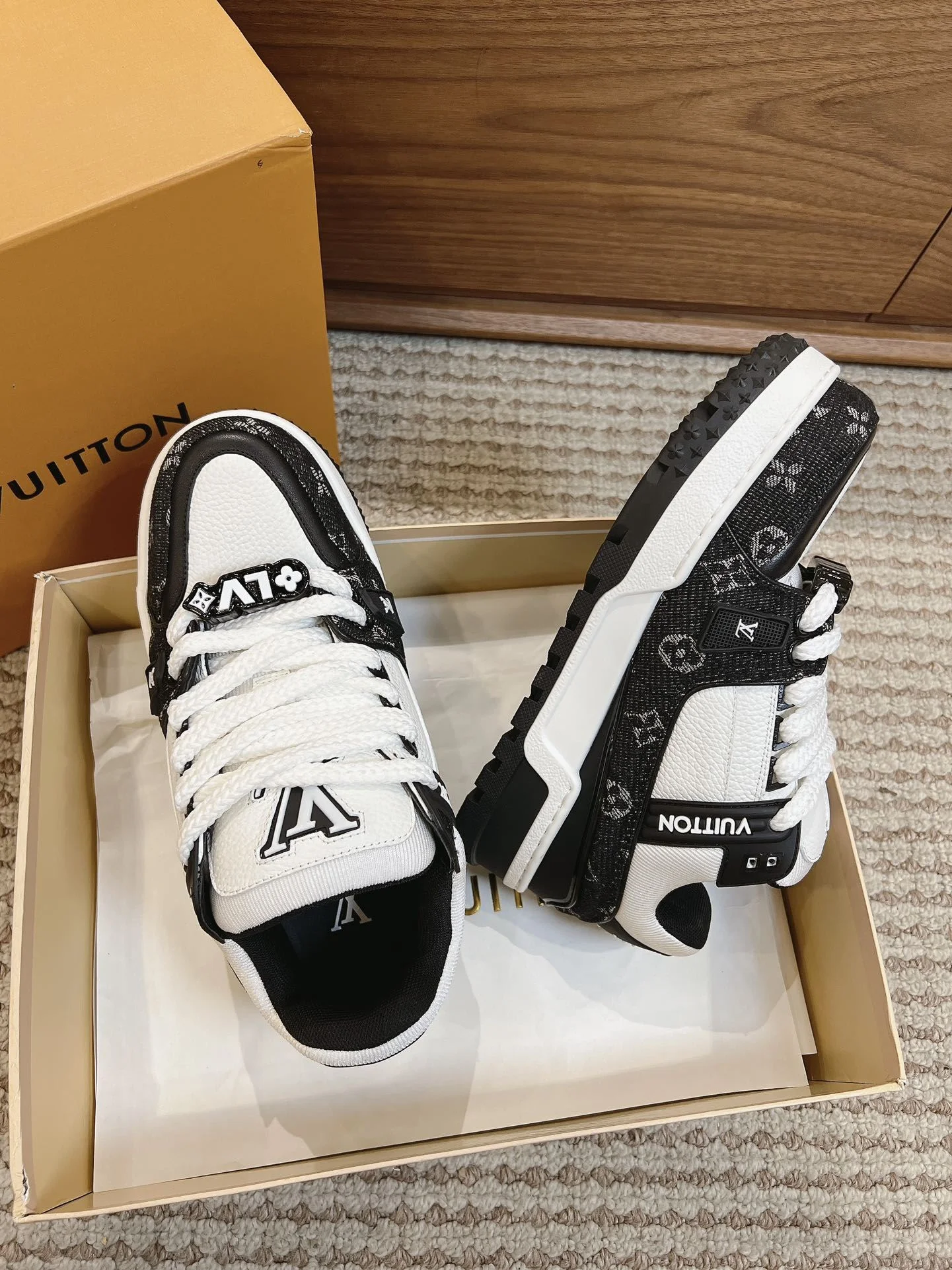Exact replica Louis Vuitton Trainer Sneaker