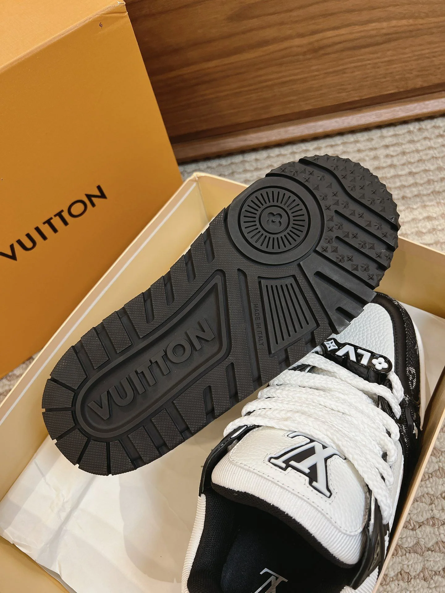 Exact replica Louis Vuitton Trainer Sneaker