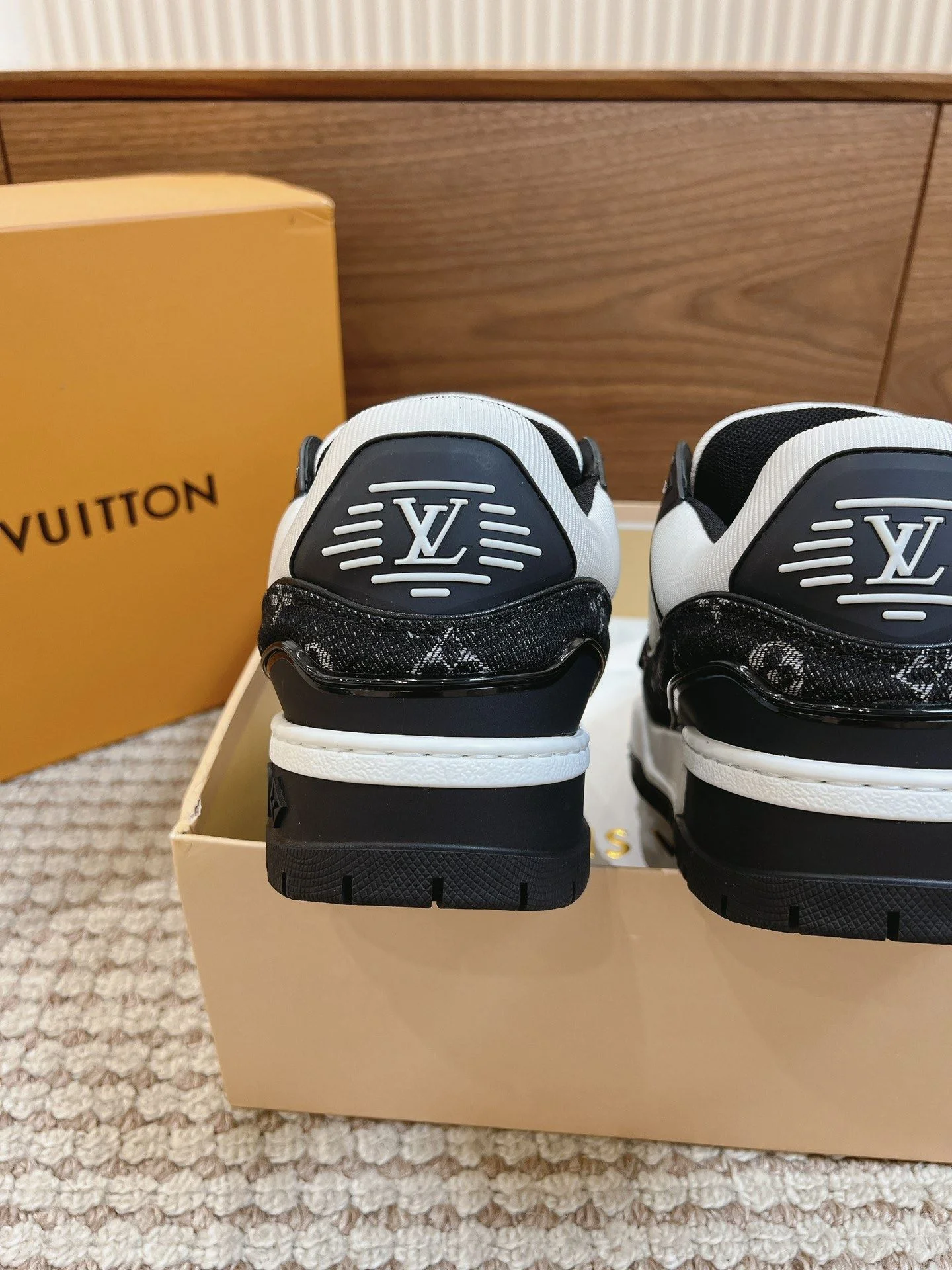 Exact replica Louis Vuitton Trainer Sneaker