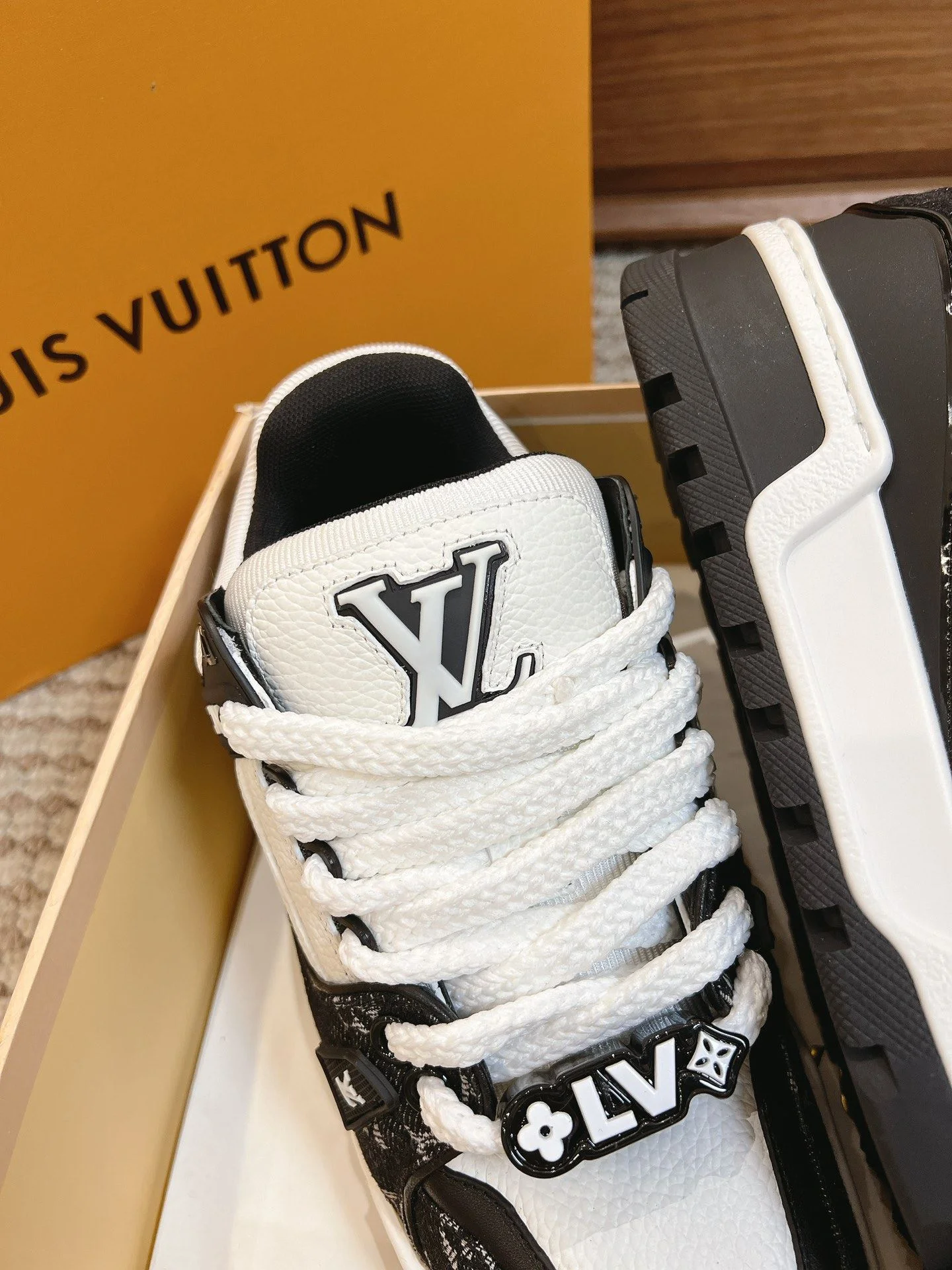 Exact replica Louis Vuitton Trainer Sneaker