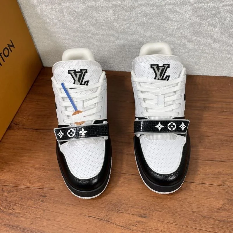 Accurate model Louis Vuitton Trainer Sneaker