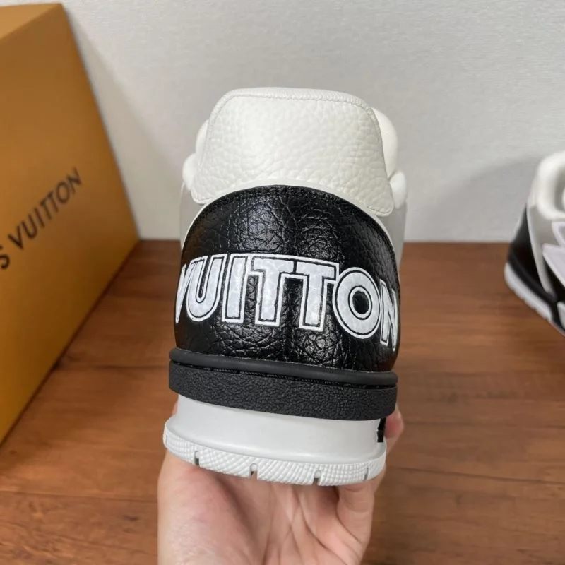 Accurate model Louis Vuitton Trainer Sneaker