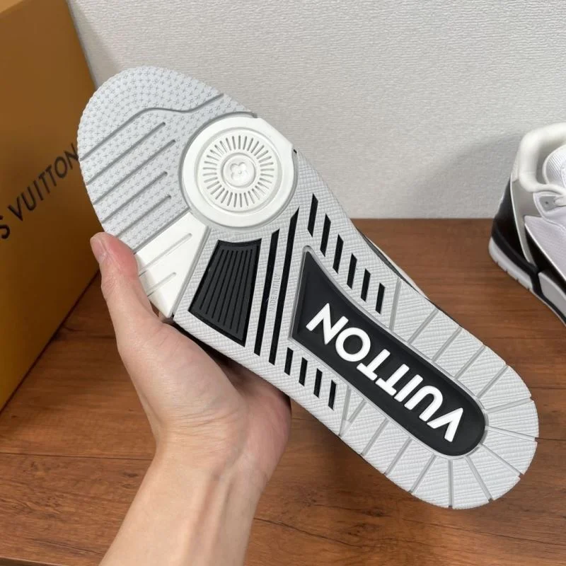Accurate model Louis Vuitton Trainer Sneaker