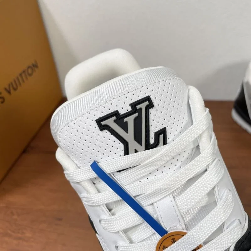 Accurate model Louis Vuitton Trainer Sneaker