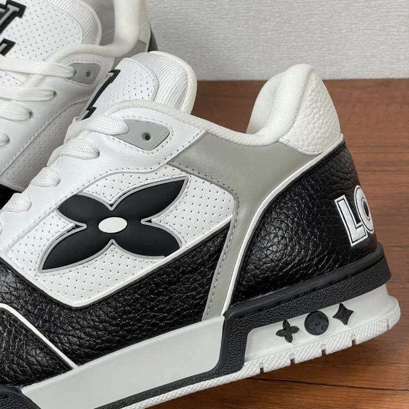 Accurate model Louis Vuitton Trainer Sneaker