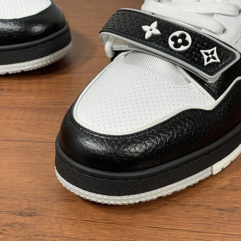 Accurate model Louis Vuitton Trainer Sneaker