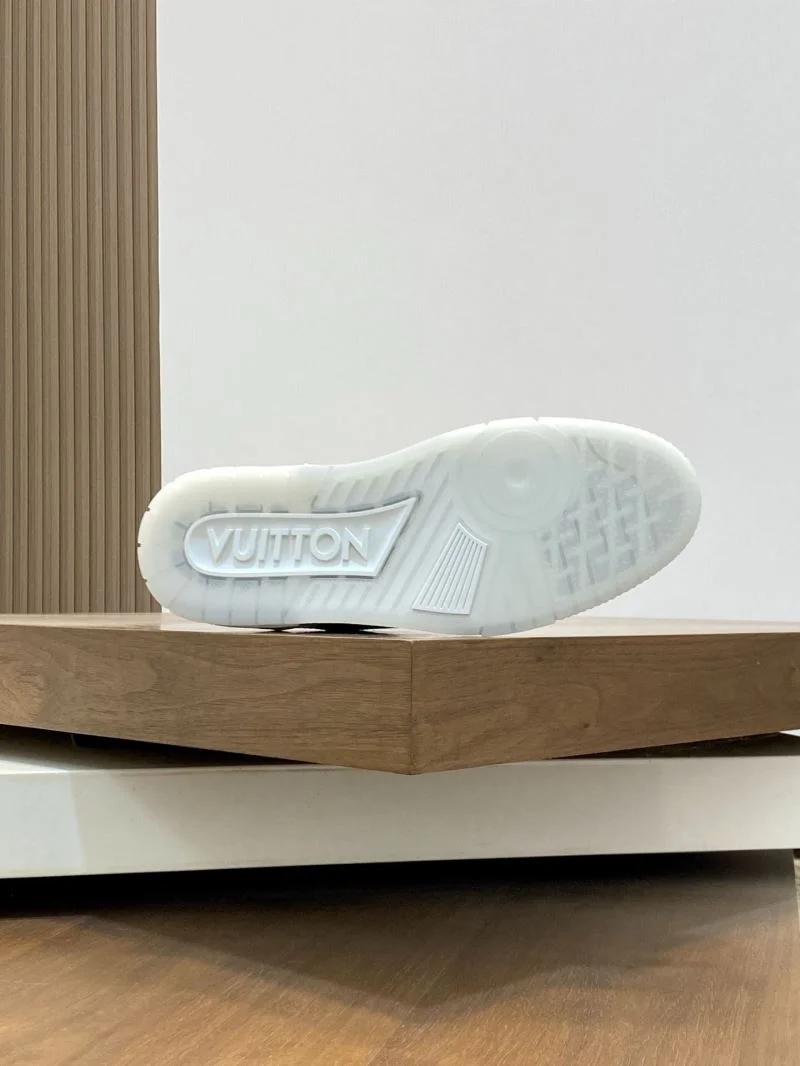 Accurate model Louis Vuitton Trainer Sneaker